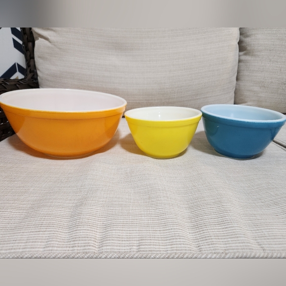 Pyrex | Dining | Set Of 3 Pyrex Mixing Bowls Primary Colors | Poshmark